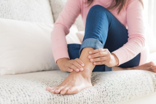 3 Reasons Your Ankle Is Popping and What to Do About It - TomatoBuzz